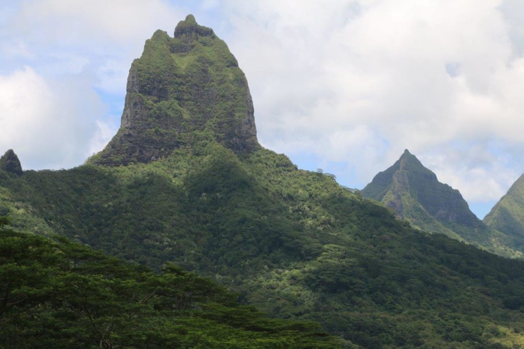 Moorea : la montagne, le marae, la musique, et les jeux aquatiques – Le ...
