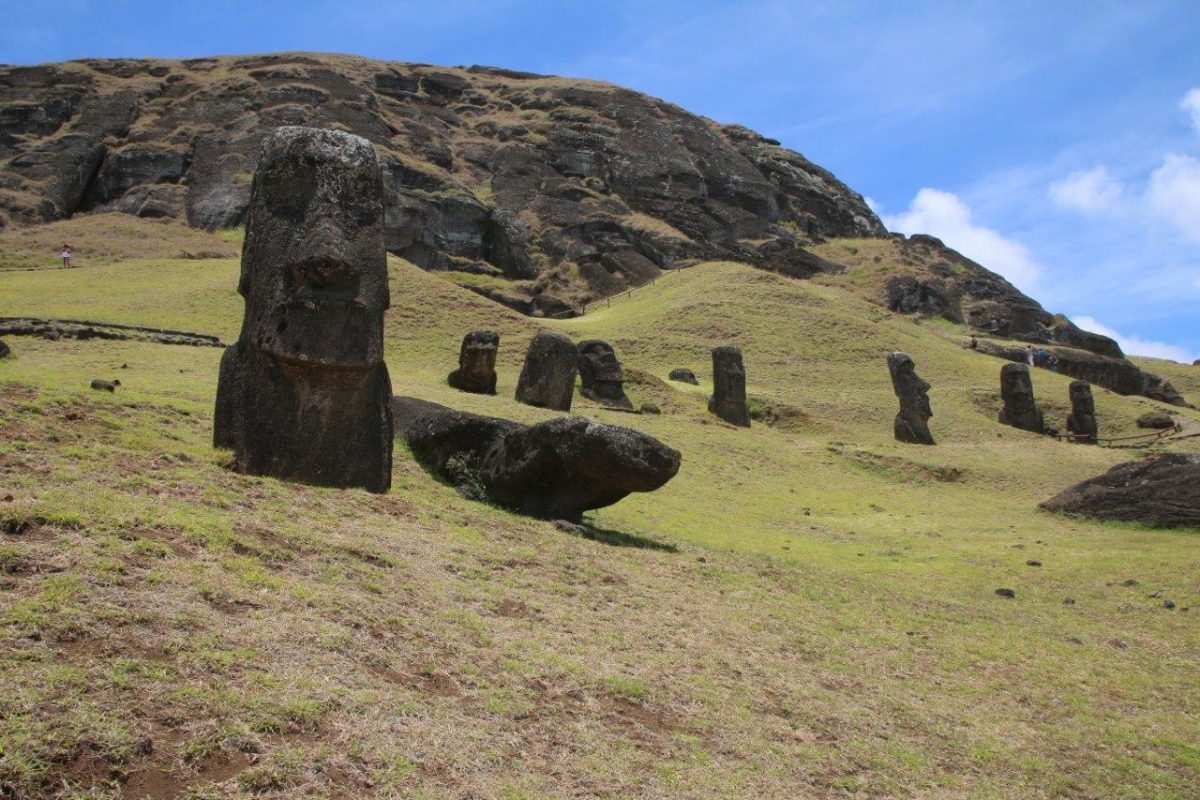 Rapa Nui (Île de Pâques) : Le volcan Rano Raraku carrière de Moaï – Le ...